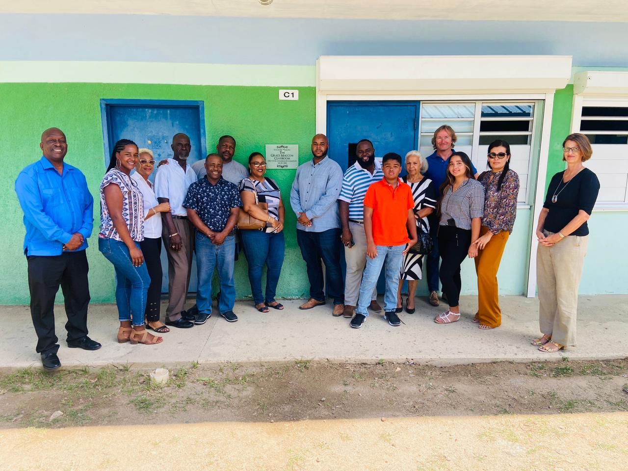 Inauguración de placa en memoria de Grace Maccow en Milton Peters College - SXM IslandTime
