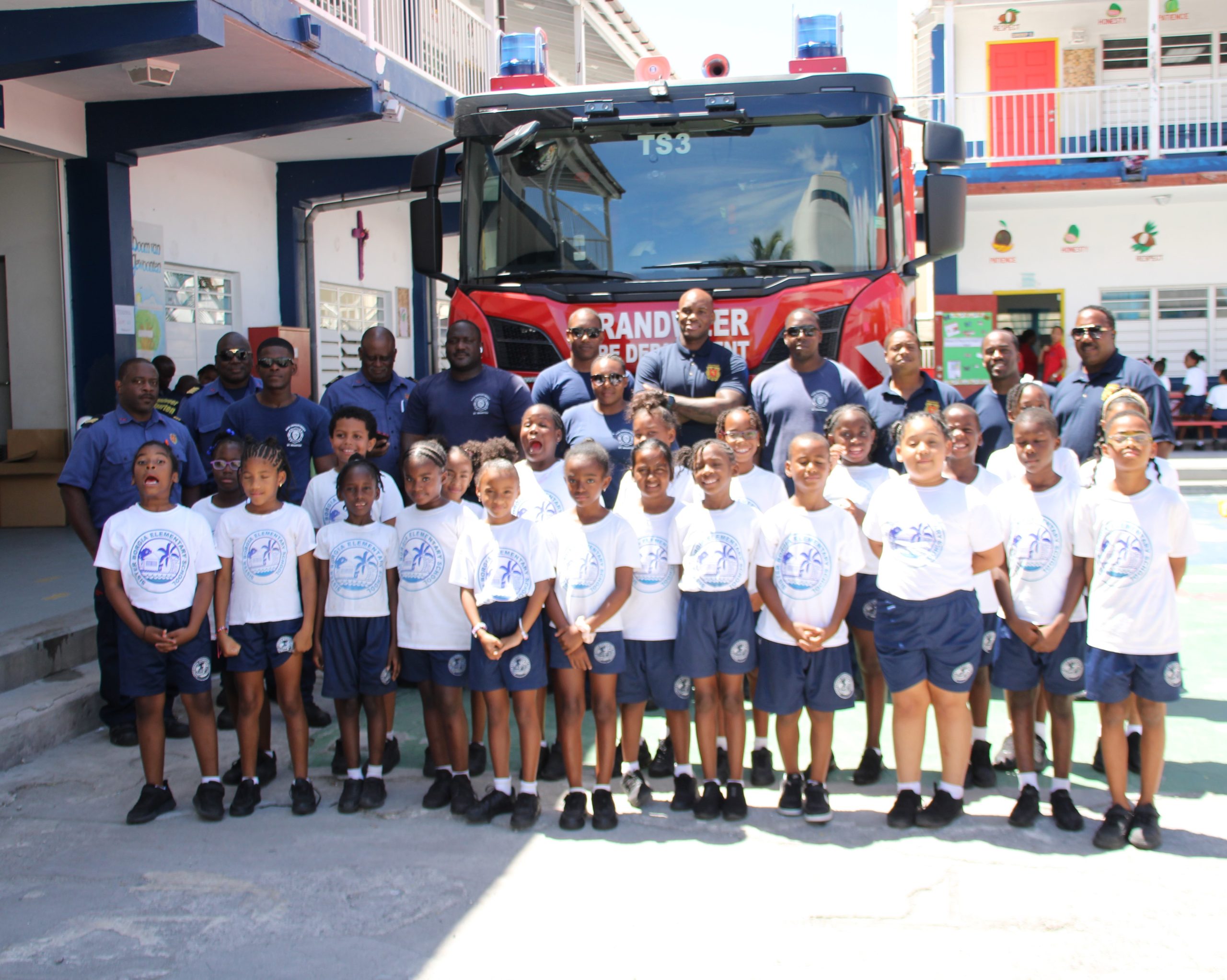 Personal del cuerpo de bomberos visita Sister Borgia Primary School ...