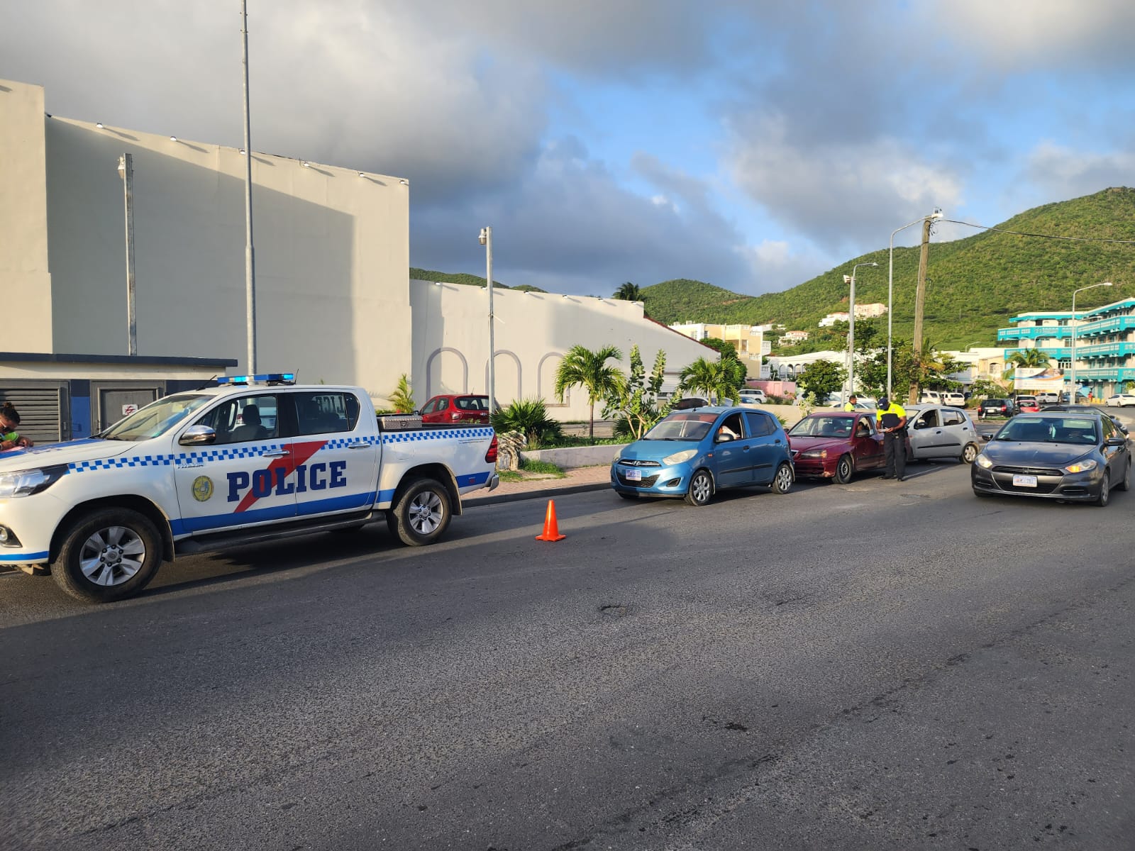 La policía de Sint Maarten inicia controles de tráfico mejorados y ...