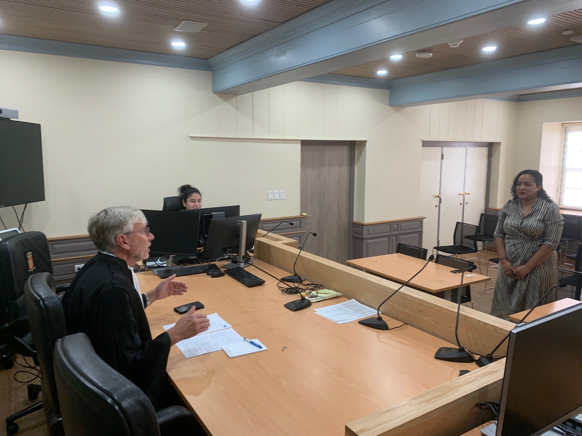 Suhendra León prestó juramento como juez suplente en Sint Maarten - SXM ...