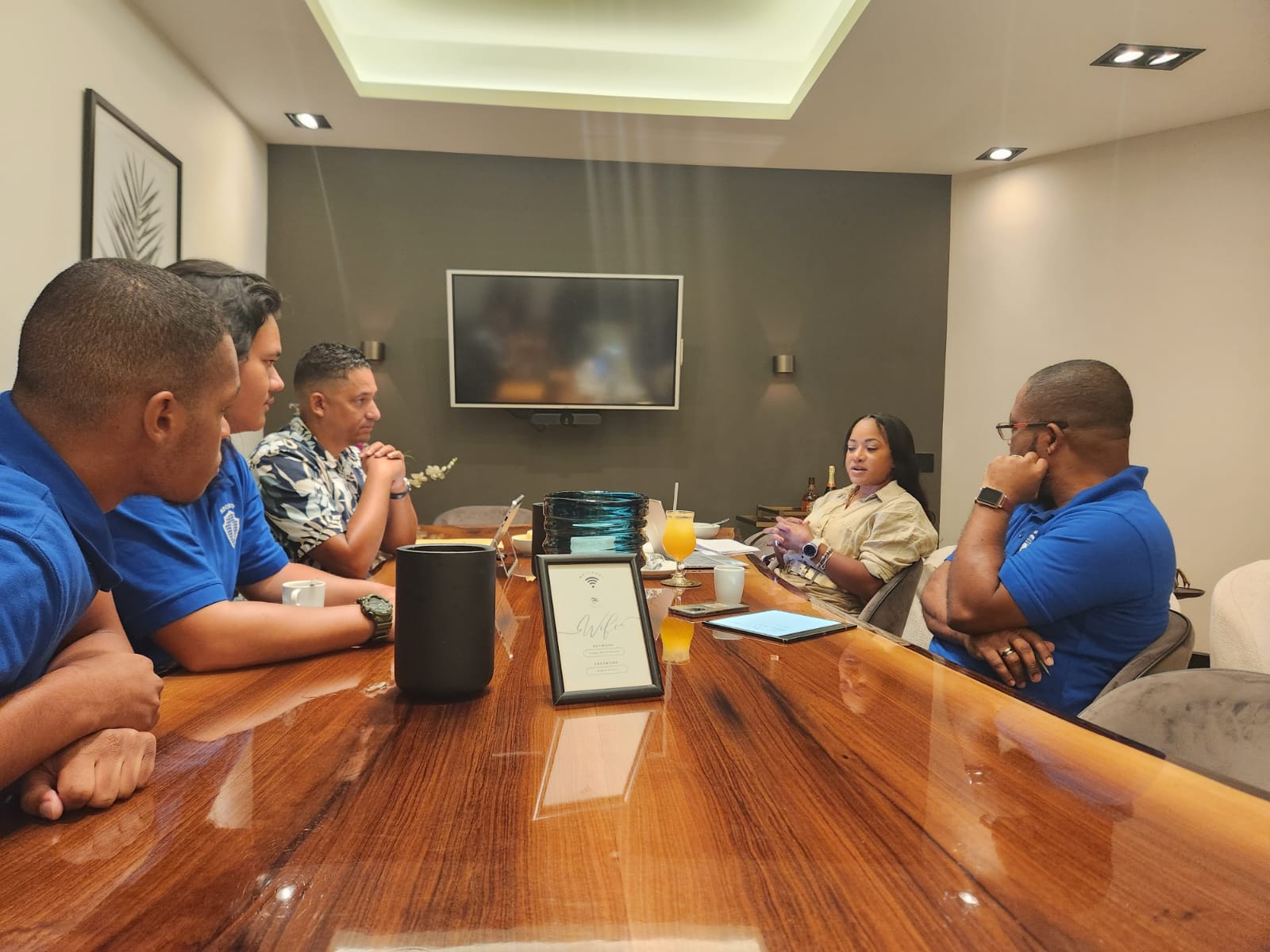 La Directora interina de la Oficina de Telecomunicaciones y Correos, la ...