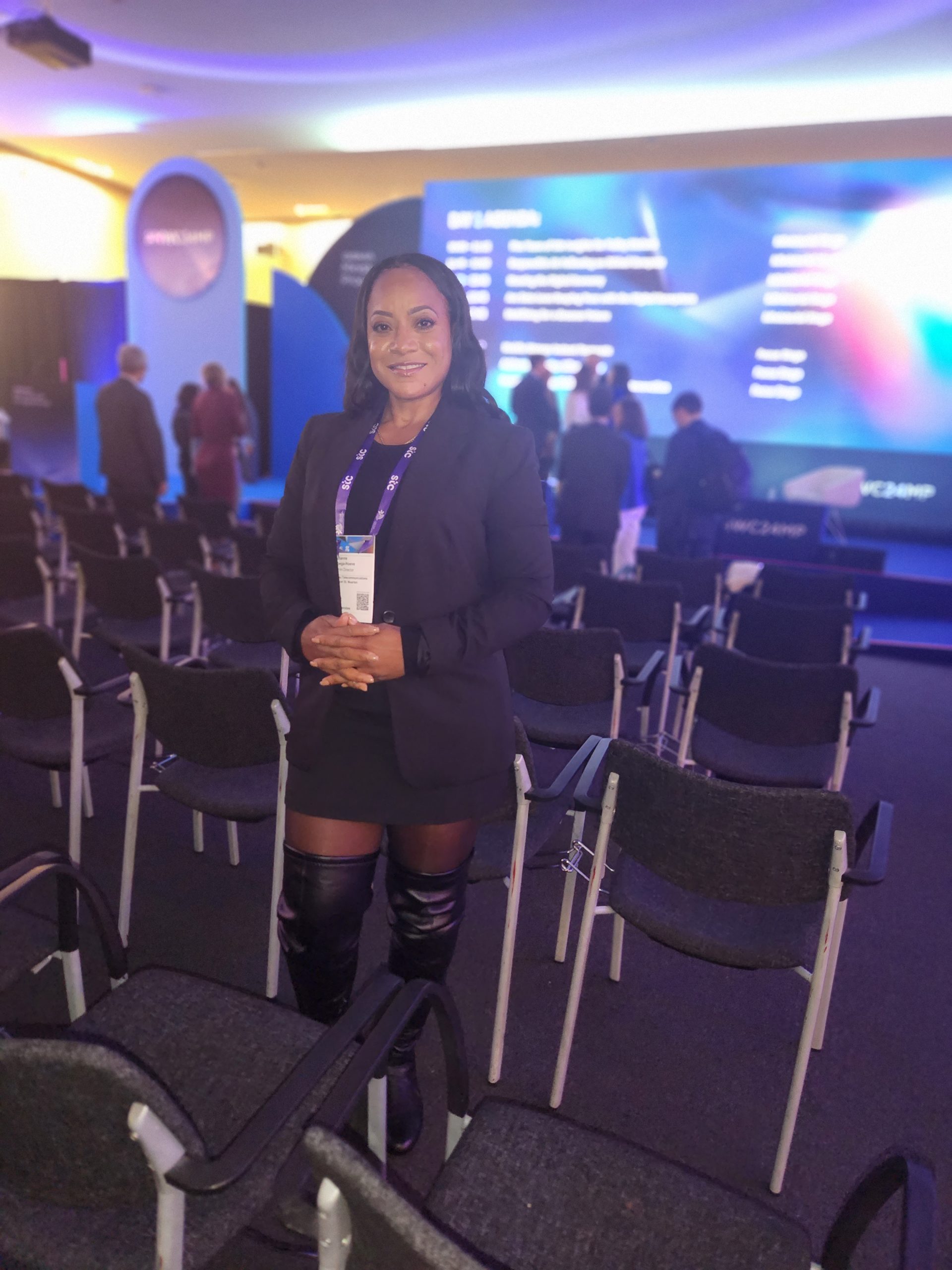 La directora interina de la Oficina de Telecomunicaciones y Correos de ...