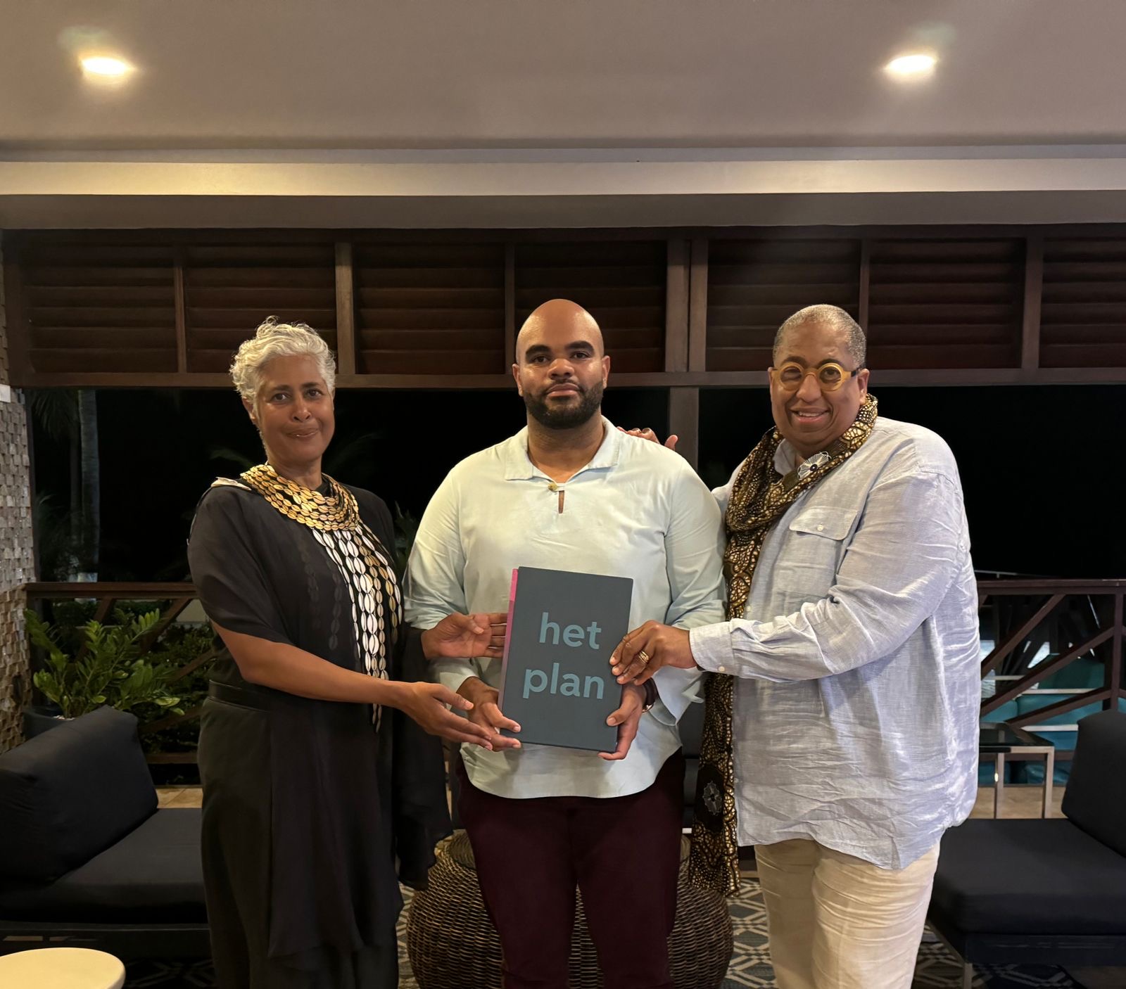 Gumbs recibe informe de Slavery Quartermasters - SXM IslandTime