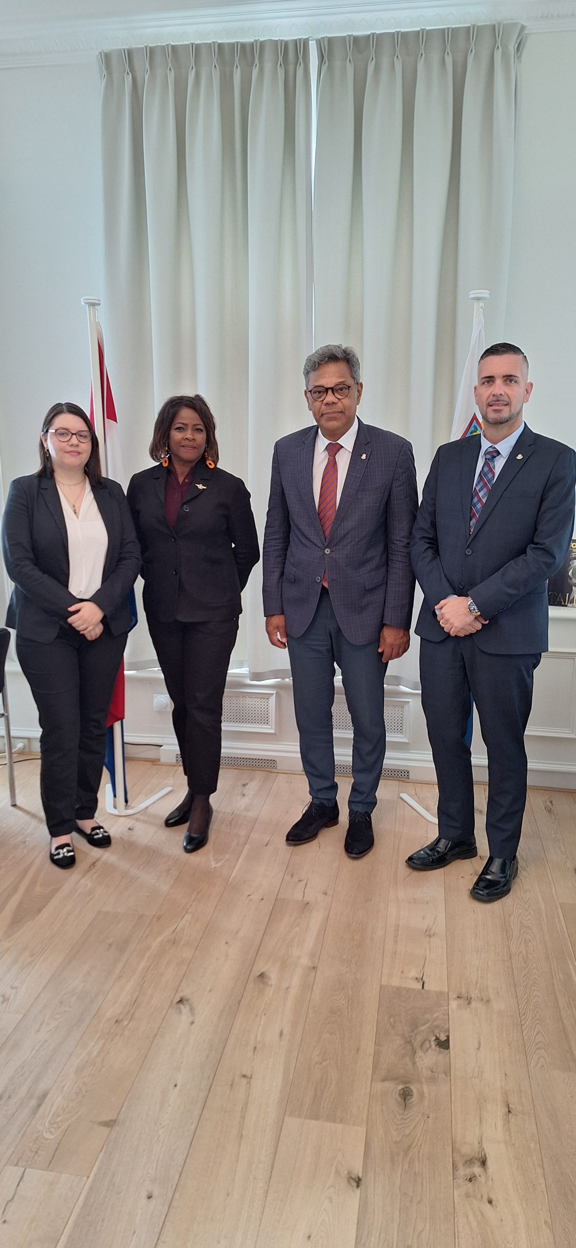 Reunión introductoria del Primer Ministro Dr. Luc Mercelina en el ...