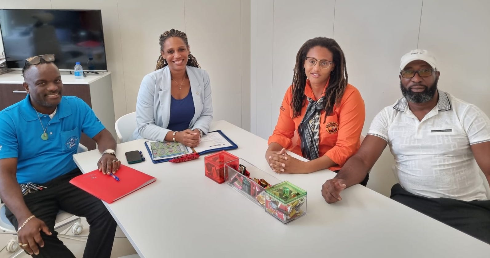 Asociaciones de taxistas presentan propuesta de cambio tarifario a la ...