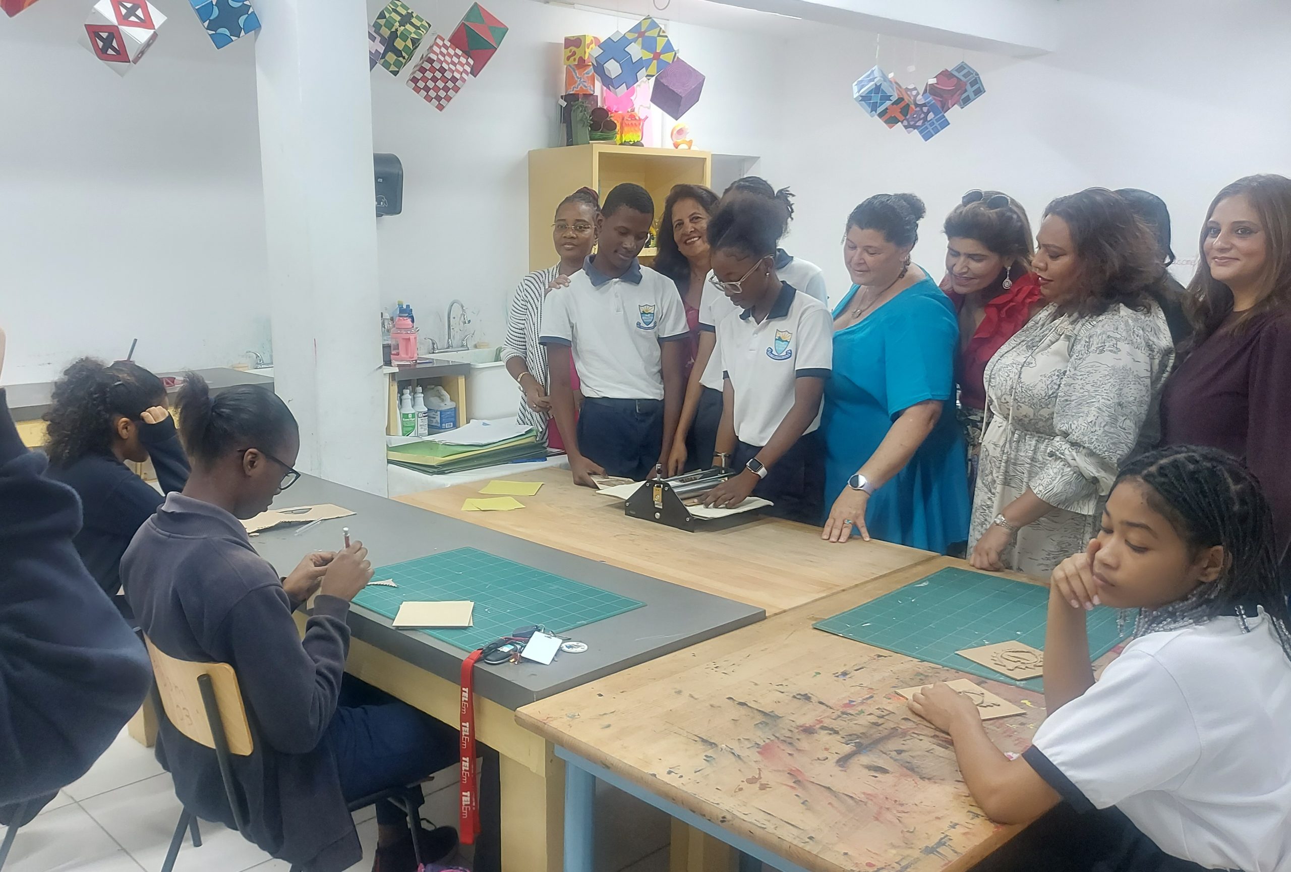 Island Gems dona prensas de grabado a Academy y MAC High School - SXM ...