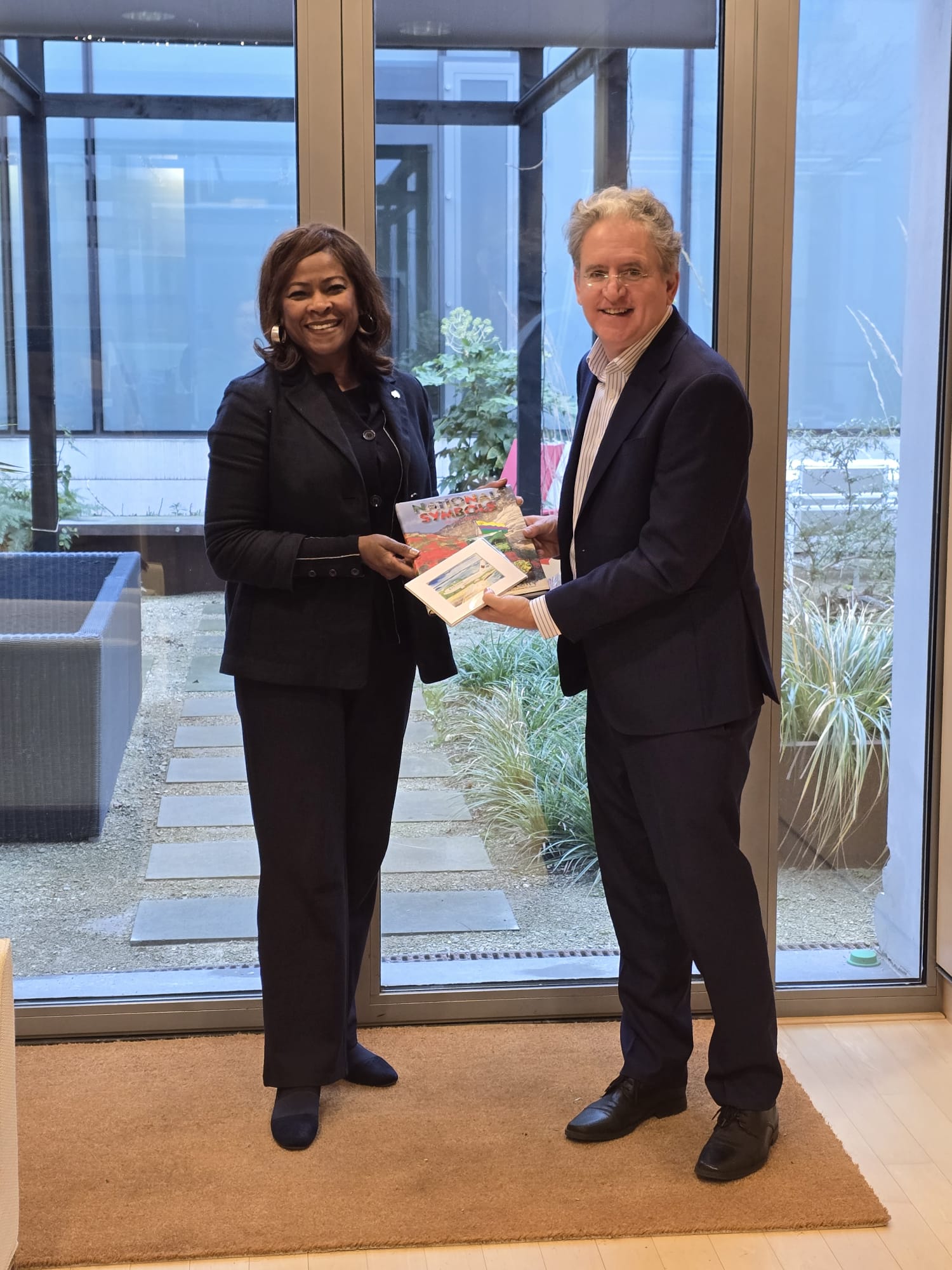 La Ministra Plenipotenciaria Arrindell se reúne con el Embajador de ...