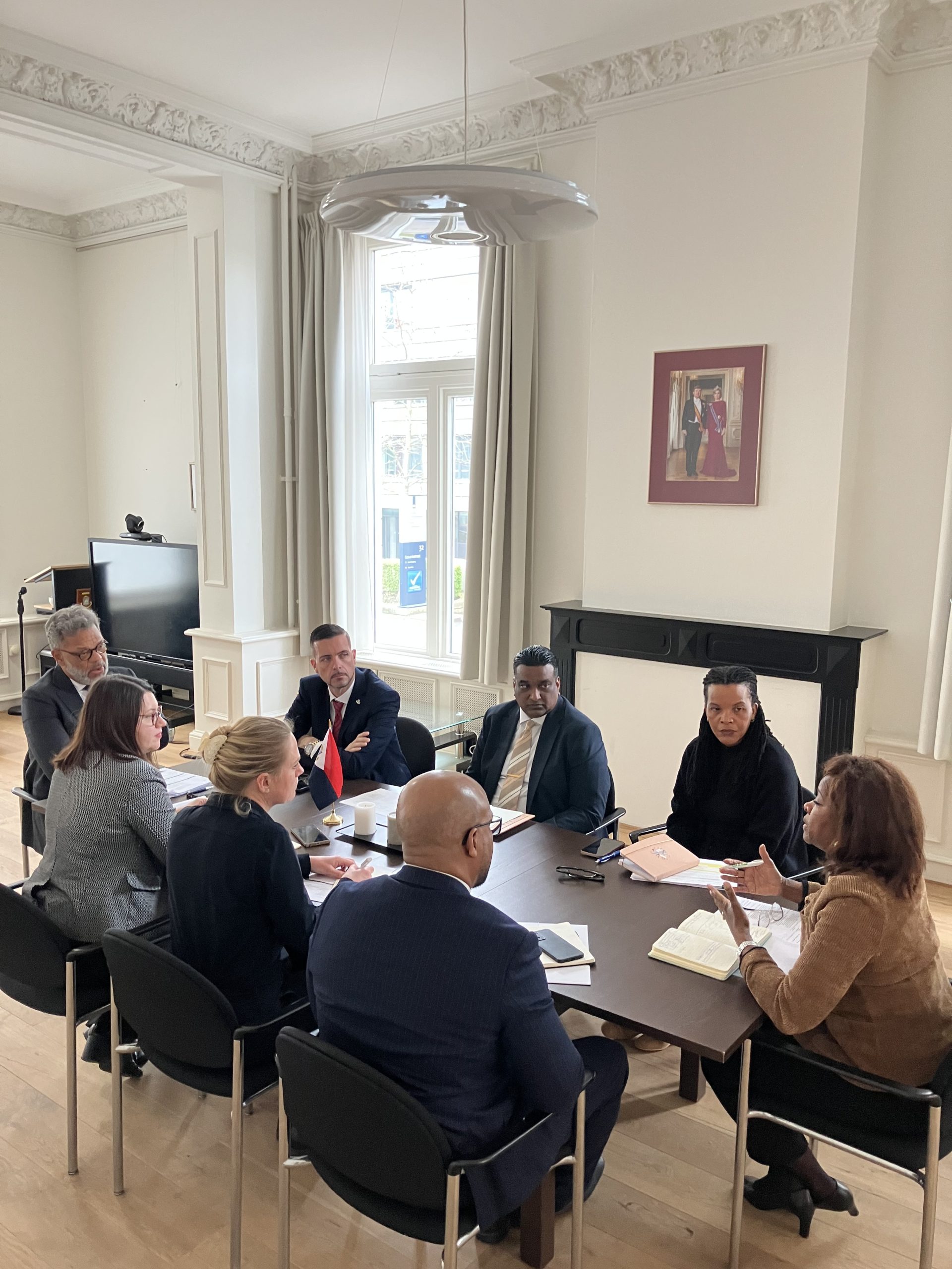 El PM Dr. Luc Mercelina, se involucra con la Ministra Plenipotenciaria ...