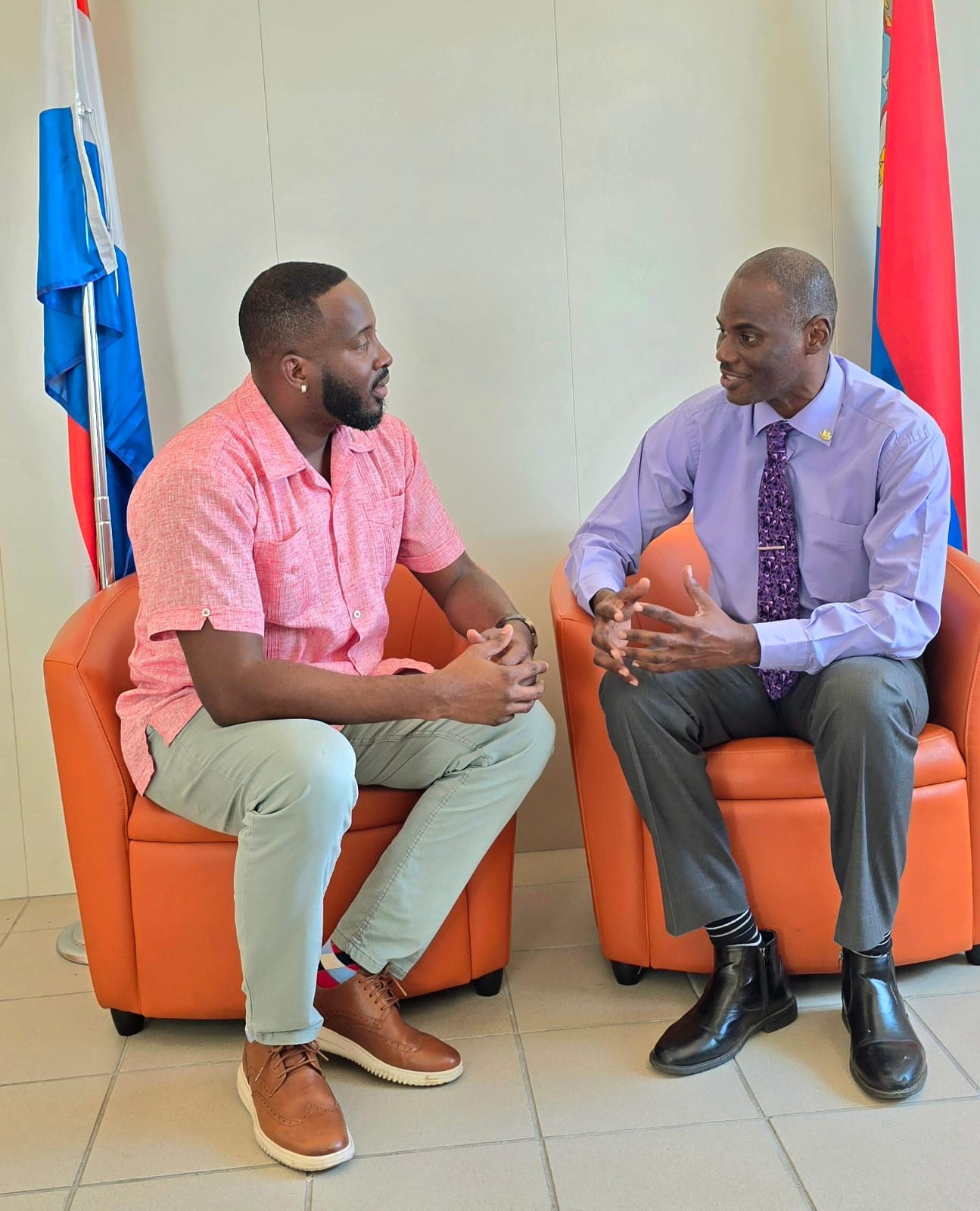 El Parlamentario Lewis: Colaboración para Fortalecer las Operaciones ...